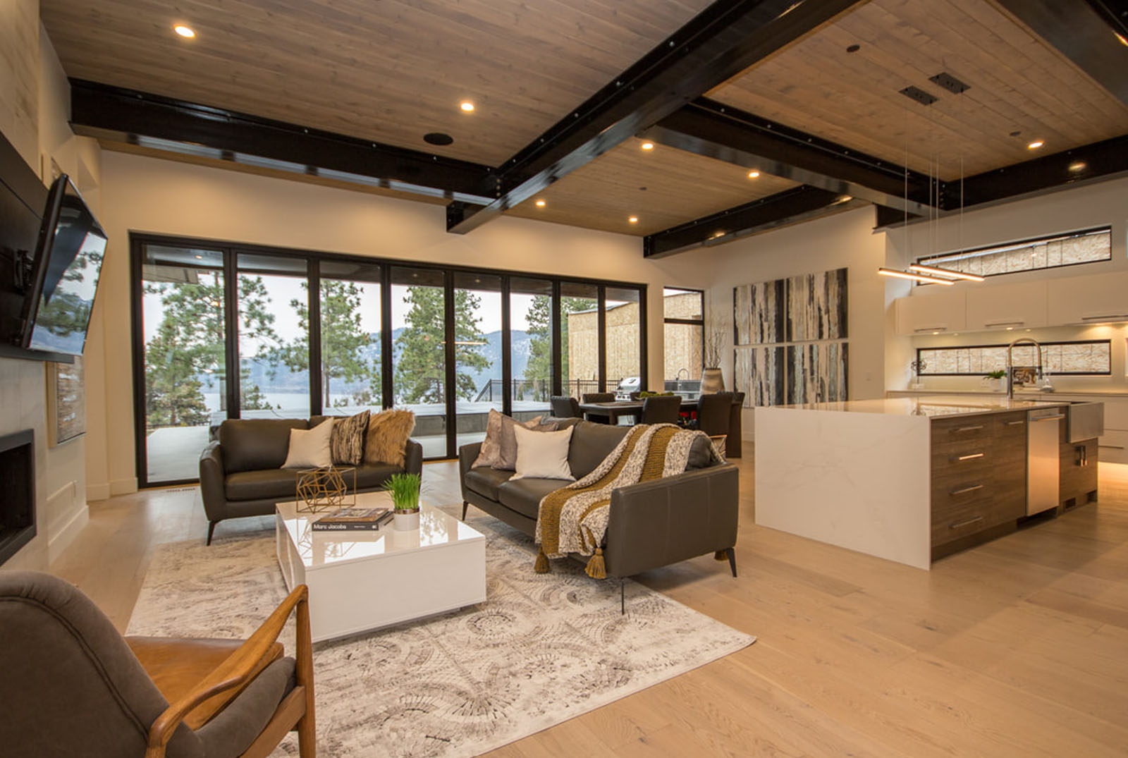 Rona Bifold Doors Vs. Local: Comparing Quality and Craftsmanship ...